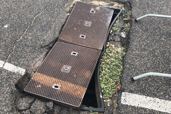 Telstra pit creating havoc for shop front owners – 4BC