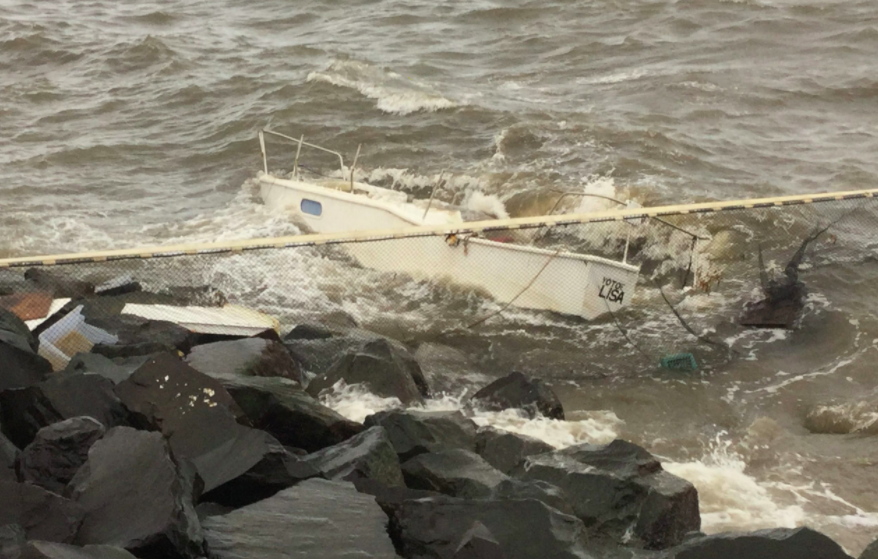 Mystery boat washes up on rocks in coastal town - 4BC