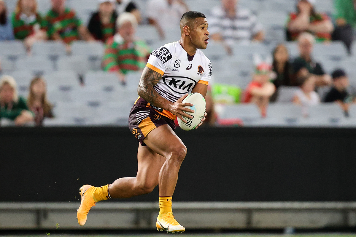 Gold Coast Titans pull off NRL blindside, sign Jamayne Isaako for 2022