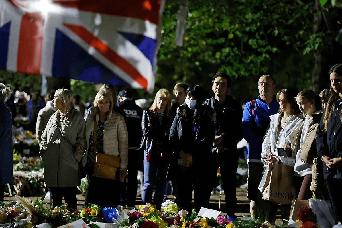 'Remarkable scenes' in UK as 60 million observe minute of silence