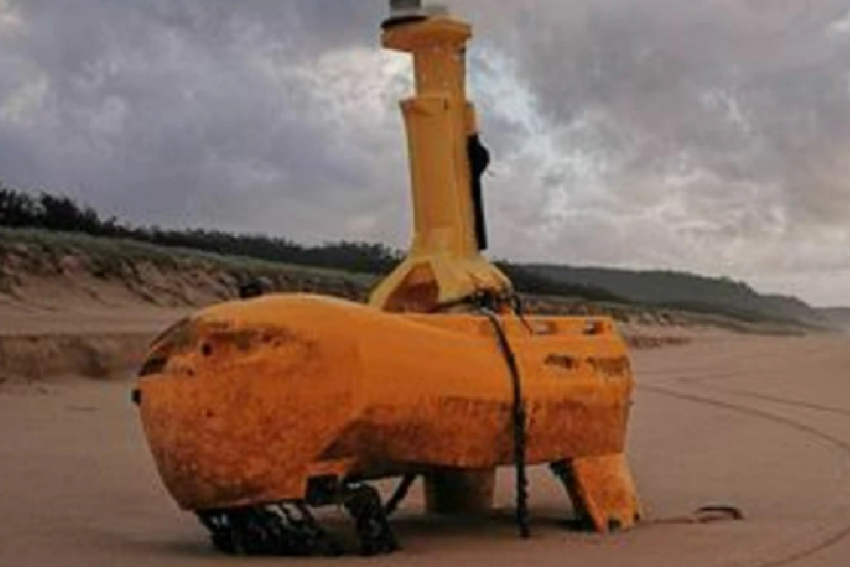 Mysterious object resembling mini-sub washes up on QLD beach