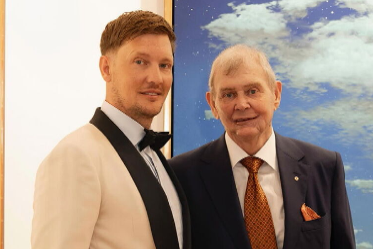 John Farnham seen for the first time since jaw surgery - 4BC